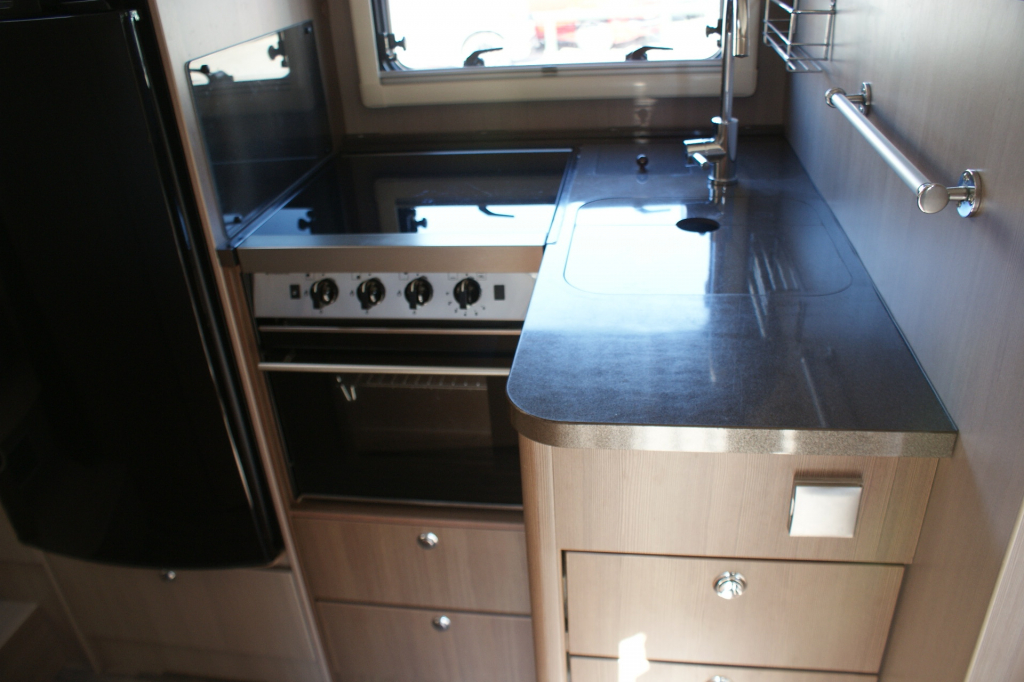 ADRIA MATRIX SUPREME SL uit 2013 te koop op CampersCaravans.nl.