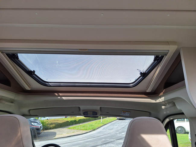 Carado V 337 PRO+ COMPACT-2 APARTE BEDDEN te koop op Campers.nl
